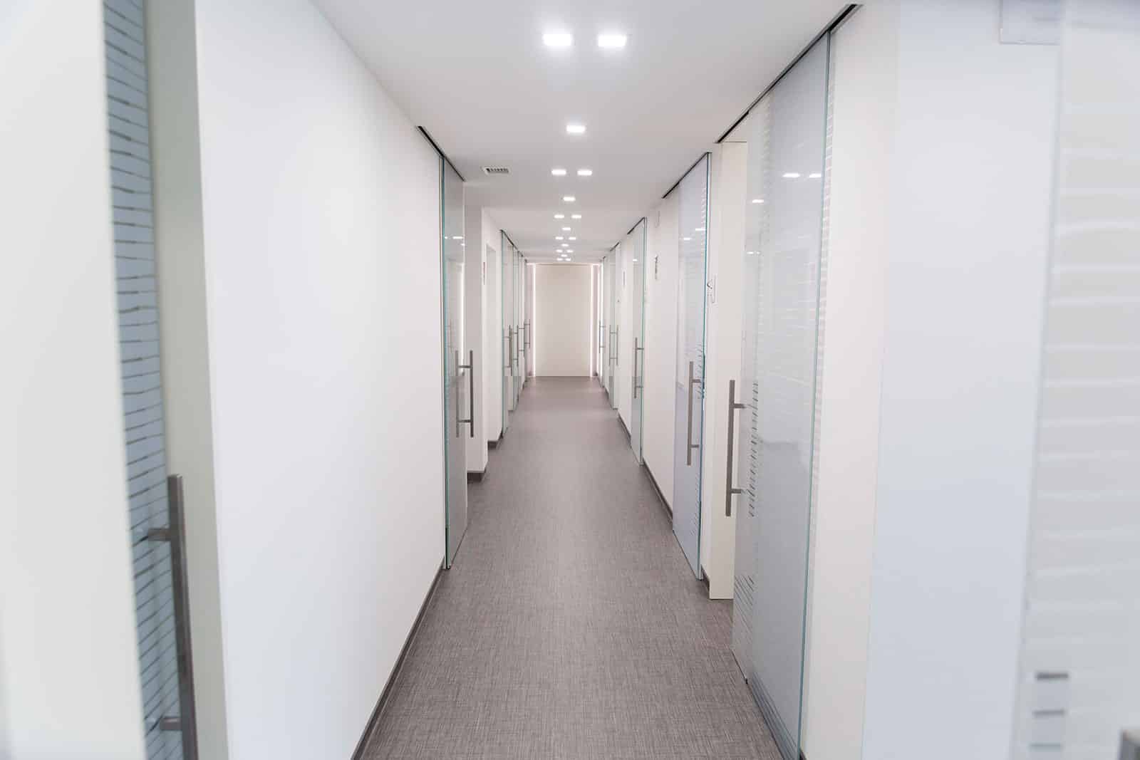 Give light to the corridor! | Henry glass